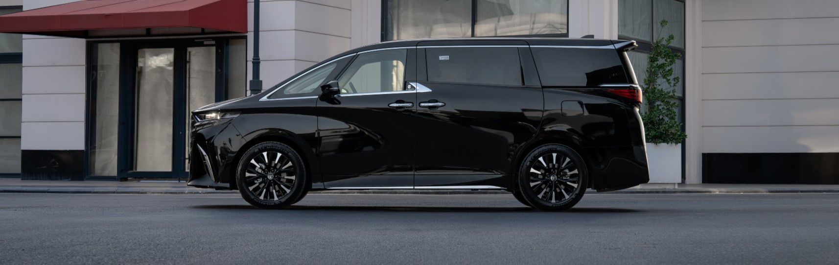 Toyota Iraq: Sedan, SUV, Hybrid and Commercial Cars.